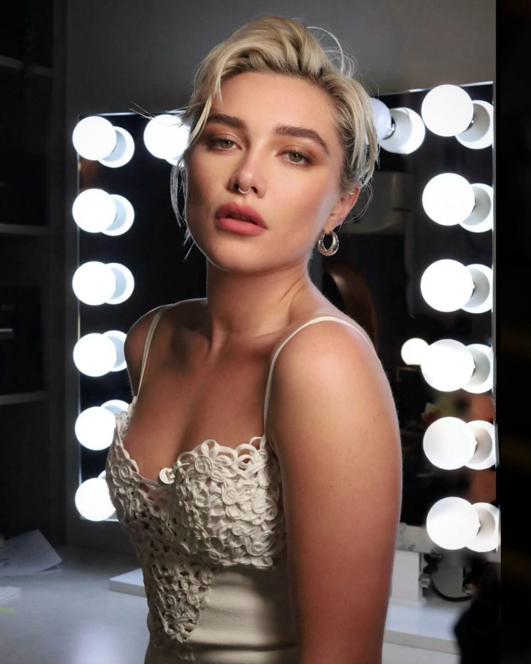 Florence Pugh Height: How Tall Is the Actress • AWSMONE